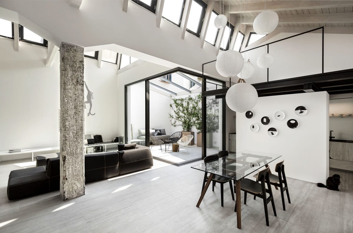Un moderno loft in bianco e nero con piastrelle in gres porcellanato